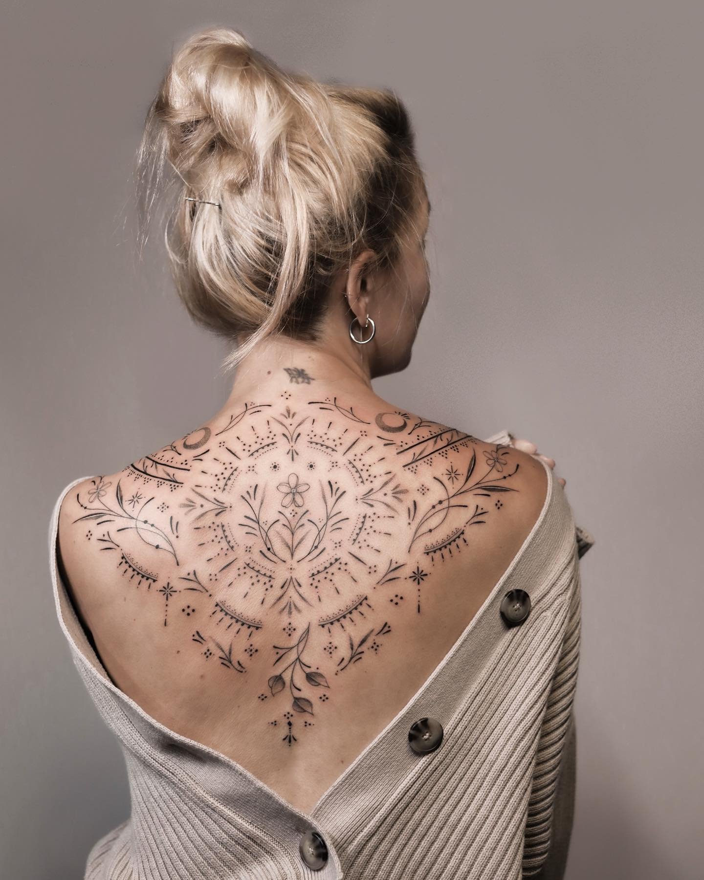 Vrouwelijke tattoo's op de rug: TIdeeën, Тekening, Betekenis | VeAn Tattoo