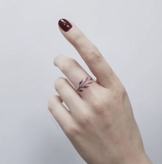 Tattoo on the fingers: Ideas, Т drawing, Significance | VeAn Tattoo